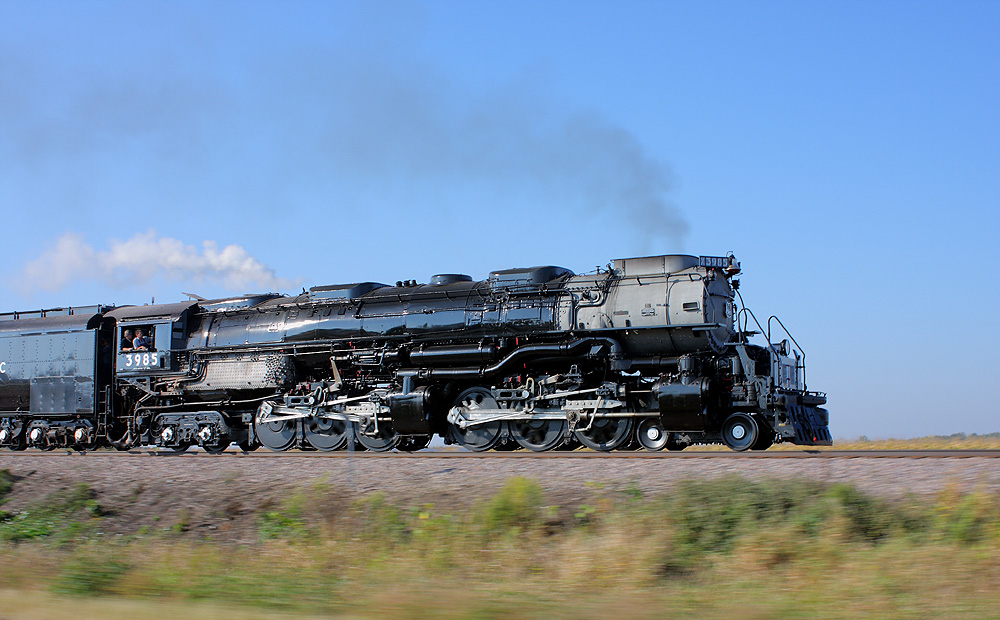 UP 3985 Steam locomotive chase